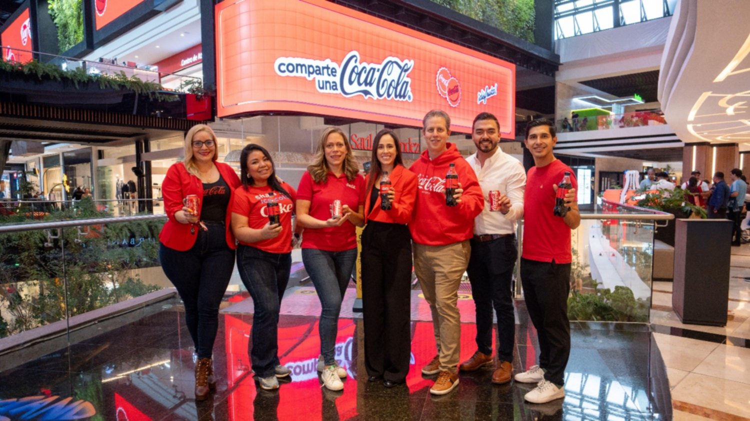 Coca-Cola relanza su campaña “Share a Coke” invitando a compartir la magia de esas conexiones ...