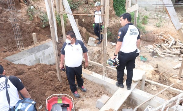 Muere una persona soterrada en derrumbe en obra en construcción