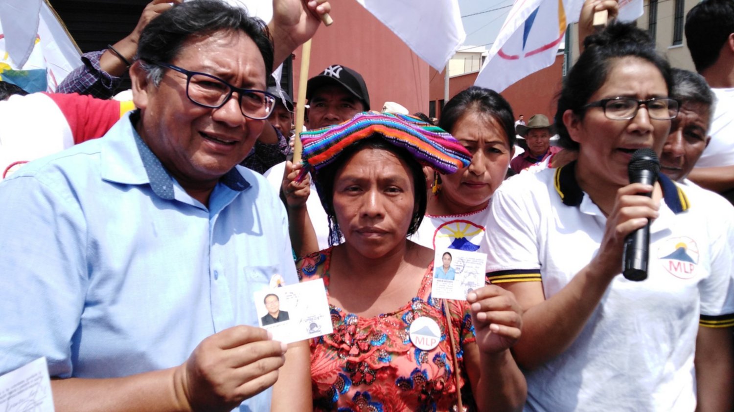 Thelma Cabrera y Neftalí López reciben credenciales del TSE