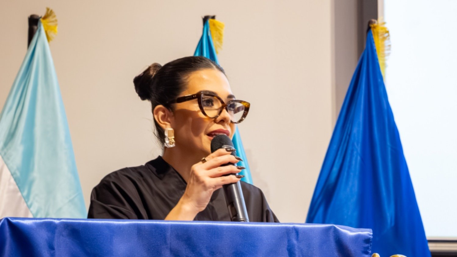 Karla Gutiérrez asume la presidencia del PARLACEN en medio de ...