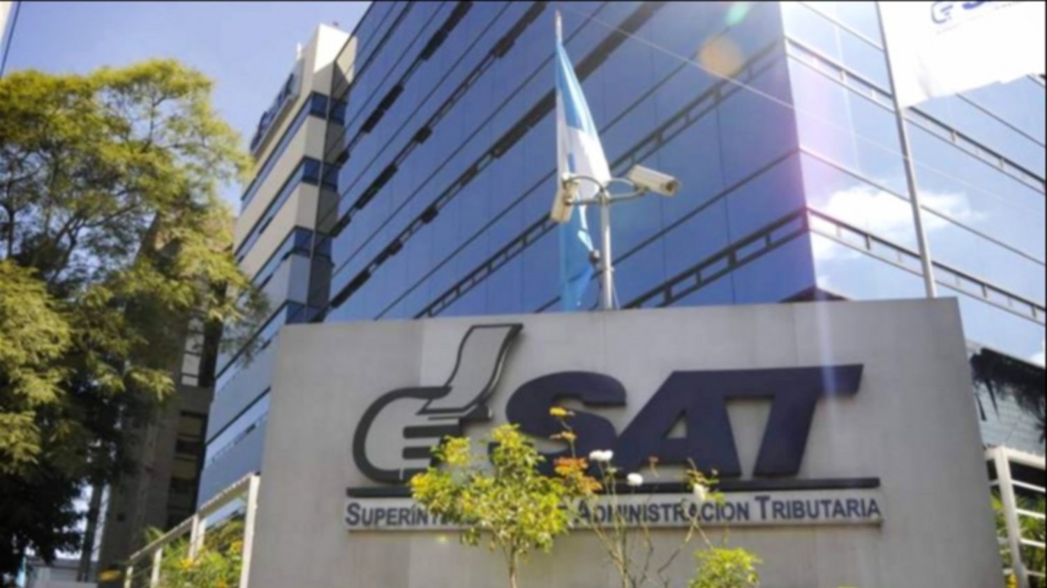 El presidente Bernardo Arévalo nombra a dos directivos de la SAT